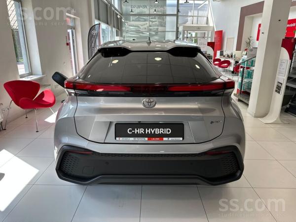 Pelēks Toyota C-HR 2026 Jēkabpils, ar dzinēja tilpumu 1.80 L un nobraukumu 0 tūkst. km par 30990 €, foto 5 vietnē AUTOMOTO.COM.LV