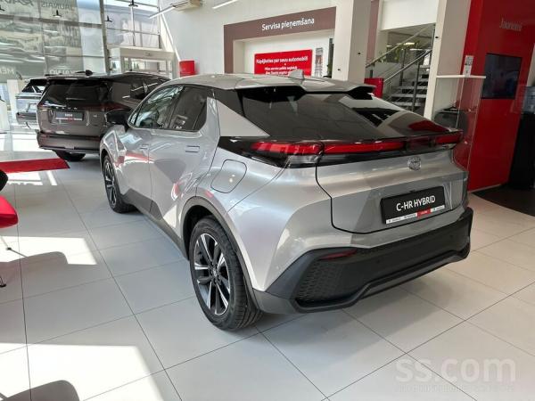 Pelēks Toyota C-HR 2026 Jēkabpils, ar dzinēja tilpumu 1.80 L un nobraukumu 0 tūkst. km par 30990 €, foto 6 vietnē AUTOMOTO.COM.LV