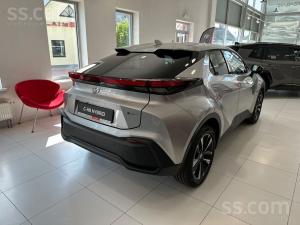 Pelēks Toyota C-HR 2026 Jēkabpils, ar dzinēja tilpumu 1.80 L un nobraukumu 0 tūkst. km par 30990 €, foto 8 vietnē AUTOMOTO.COM.LV