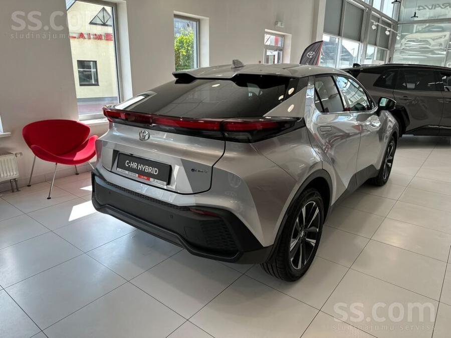 Pelēks Toyota C-HR 2026 Jēkabpils, ar dzinēja tilpumu 1.80 L un nobraukumu 0 tūkst. km par 30990 €, foto 8 vietnē AUTOMOTO.COM.LV