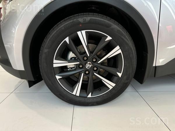 Pelēks Toyota C-HR 2026 Jēkabpils, ar dzinēja tilpumu 1.80 L un nobraukumu 0 tūkst. km par 30990 €, foto 8 vietnē AUTOMOTO.COM.LV