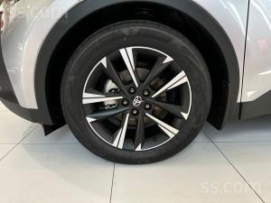 Pelēks Toyota C-HR 2026 Jēkabpils, ar dzinēja tilpumu 1.80 L un nobraukumu 0 tūkst. km par 30990 €, foto 9 vietnē AUTOMOTO.COM.LV
