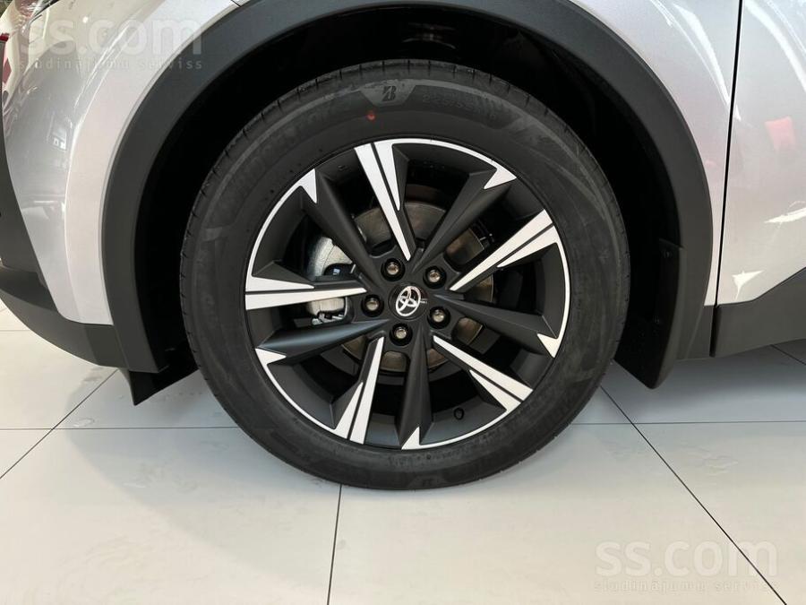 Pelēks Toyota C-HR 2026 Jēkabpils, ar dzinēja tilpumu 1.80 L un nobraukumu 0 tūkst. km par 30990 €, foto 9 vietnē AUTOMOTO.COM.LV