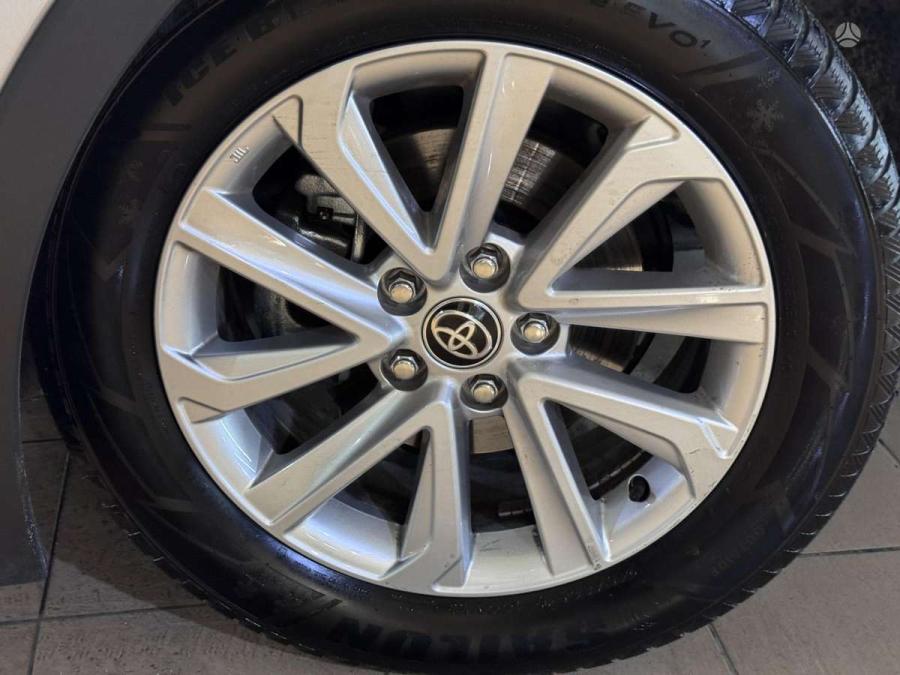 Grey Toyota C-HR 2026 in Vilnius, with an engine capacity of 1.80 L and mileage of 22 thousand km for 27500 €, photo 5 on AUTOMOTO.COM.LV
