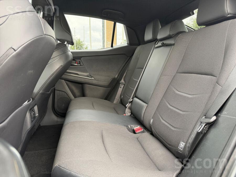 Pelēks Toyota C-HR 2026 Liepāja, ar dzinēja tilpumu 1.80 L un nobraukumu 9 tūkst. km par 42500 €, foto 21 vietnē AUTOMOTO.COM.LV
