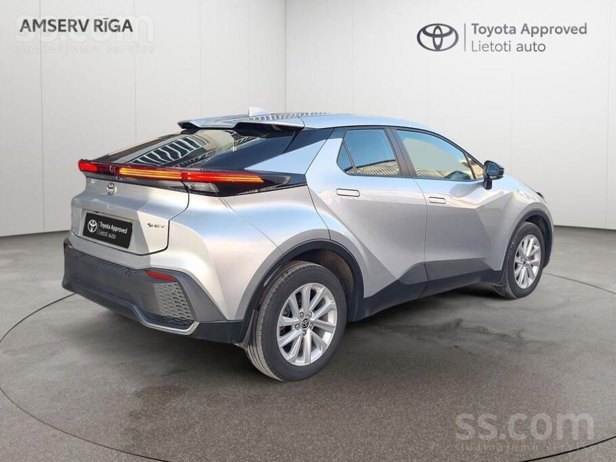 Pelēks Toyota C-HR 2026 Rīga, ar dzinēja tilpumu 1.80 L un nobraukumu 24 tūkst. km par 26900 €, foto 3 vietnē AUTOMOTO.COM.LV