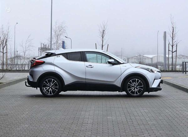 Grey Toyota C-HR 2017 in Vilnius, with an engine capacity of 1.80 L and mileage of 207 thousand km for 15350 €, photo 3 on AUTOMOTO.COM.LV