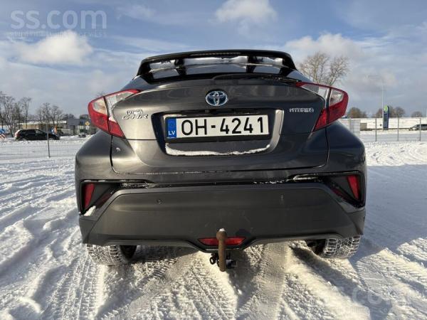 Grey Toyota C-HR 2017 in Daugavpils, with an engine capacity of 1.80 L and mileage of 230 thousand km for 15000 €, photo 4 on AUTOMOTO.COM.LV