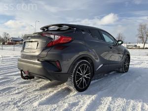 Pelēks Toyota C-HR 2017 Daugavpils, ar dzinēja tilpumu 1.80 L un nobraukumu 230 tūkst. km par 15000 €, foto 6 vietnē AUTOMOTO.COM.LV