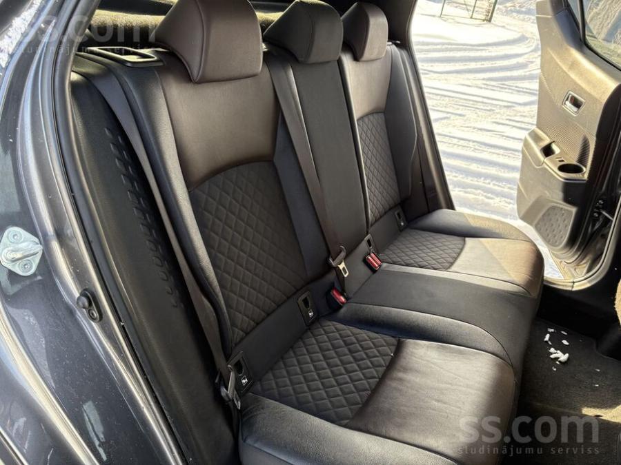 Pelēks Toyota C-HR 2017 Daugavpils, ar dzinēja tilpumu 1.80 L un nobraukumu 230 tūkst. km par 15000 €, foto 24 vietnē AUTOMOTO.COM.LV