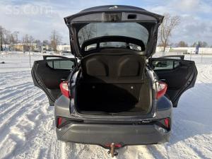 Pelēks Toyota C-HR 2017 Daugavpils, ar dzinēja tilpumu 1.80 L un nobraukumu 230 tūkst. km par 15000 €, foto 27 vietnē AUTOMOTO.COM.LV
