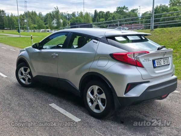 Pelēks Toyota C-HR 2017 Tallina, ar dzinēja tilpumu 1.20 L un nobraukumu 62 tūkst. km par 15300 €, foto 4 vietnē AUTOMOTO.COM.LV
