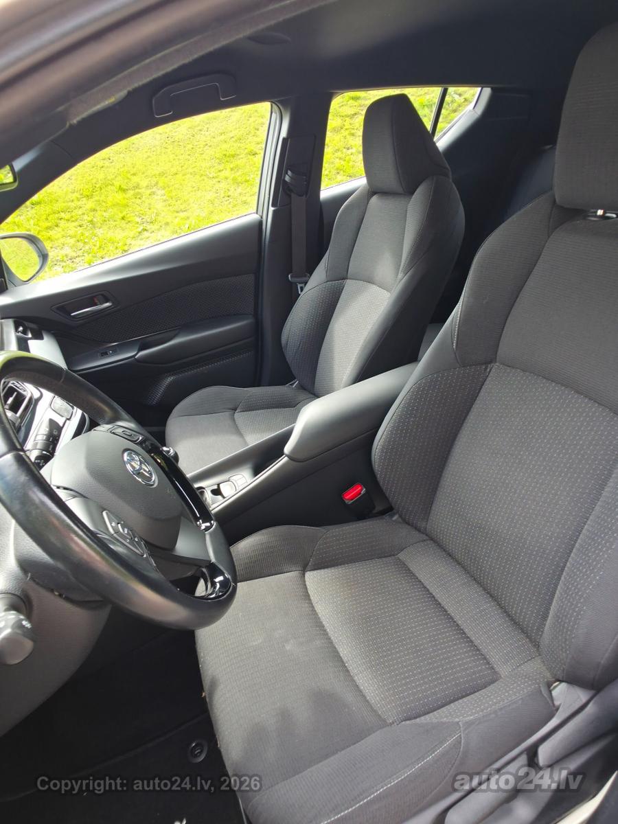 Pelēks Toyota C-HR 2017 Tallina, ar dzinēja tilpumu 1.20 L un nobraukumu 62 tūkst. km par 15300 €, foto 11 vietnē AUTOMOTO.COM.LV