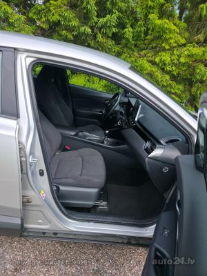 Pelēks Toyota C-HR 2017 Tallina, ar dzinēja tilpumu 1.20 L un nobraukumu 62 tūkst. km par 15300 €, foto 12 vietnē AUTOMOTO.COM.LV