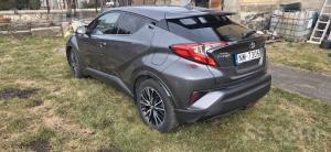 Pelēks Toyota C-HR 2017 Rīga, ar dzinēja tilpumu 1.80 L un nobraukumu 156 tūkst. km par 15800 €, foto 3 vietnē AUTOMOTO.COM.LV