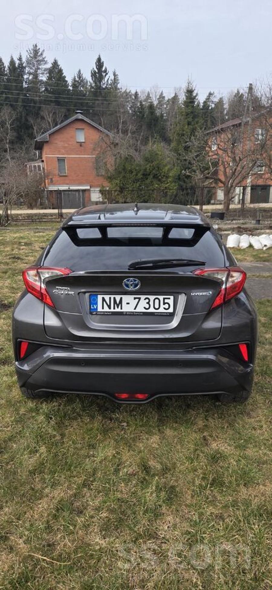 Pelēks Toyota C-HR 2017 Rīga, ar dzinēja tilpumu 1.80 L un nobraukumu 156 tūkst. km par 15800 €, foto 4 vietnē AUTOMOTO.COM.LV