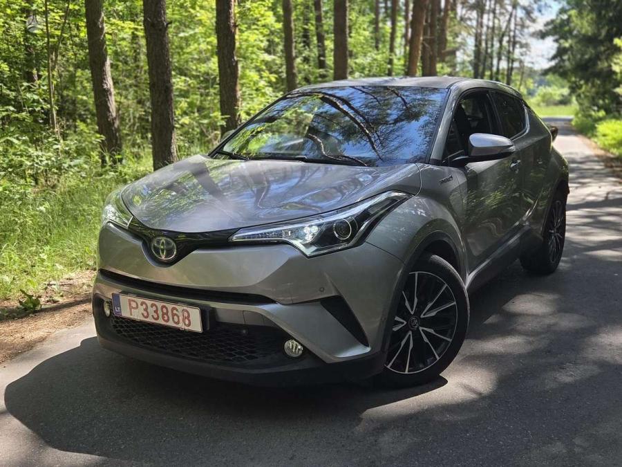 Grey Toyota C-HR 2017 in Vilnius, with an engine capacity of 1.80 L and mileage of 107 thousand km for 16300 €, photo 1 on AUTOMOTO.COM.LV