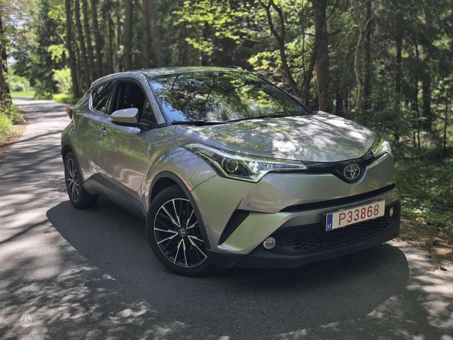 Grey Toyota C-HR 2017 in Vilnius, with an engine capacity of 1.80 L and mileage of 107 thousand km for 16300 €, photo 4 on AUTOMOTO.COM.LV