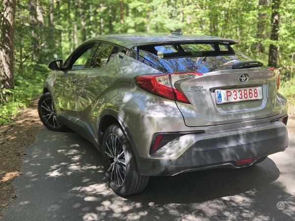 Серый Тойота C-HR 2017 в Вильнюс, объемом двигателя 1.80 л и пробегом 107 тыс. км за 16300 €, фото 4 на AUTOMOTO.COM.LV