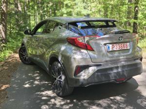 Grey Toyota C-HR 2017 in Vilnius, with an engine capacity of 1.80 L and mileage of 107 thousand km for 16300 €, photo 5 on AUTOMOTO.COM.LV