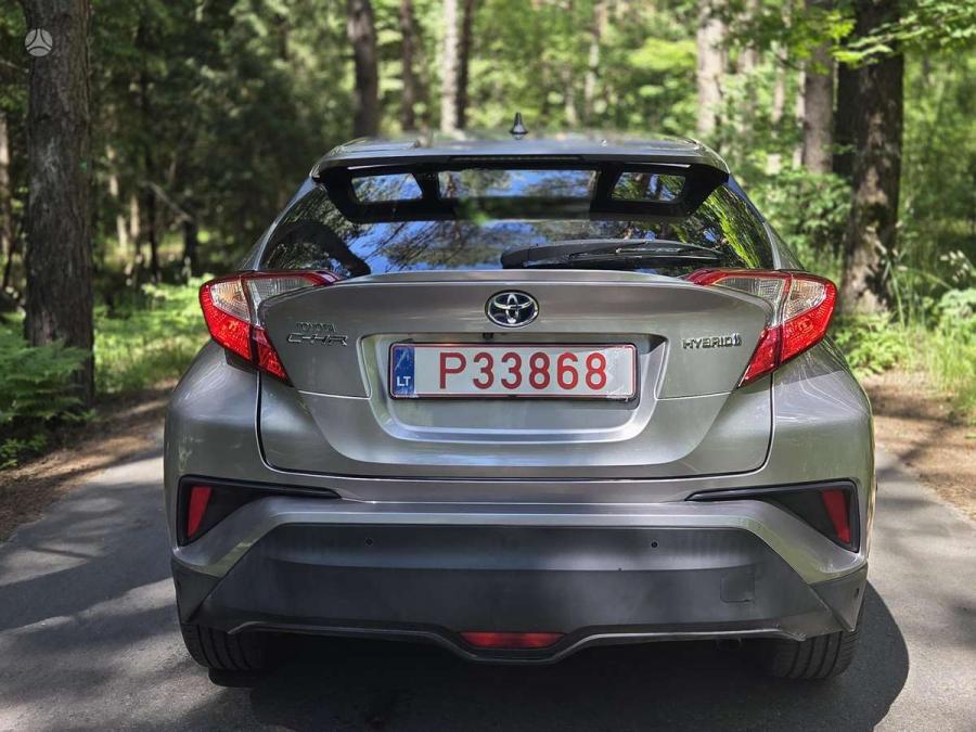 Grey Toyota C-HR 2017 in Vilnius, with an engine capacity of 1.80 L and mileage of 107 thousand km for 16300 €, photo 6 on AUTOMOTO.COM.LV
