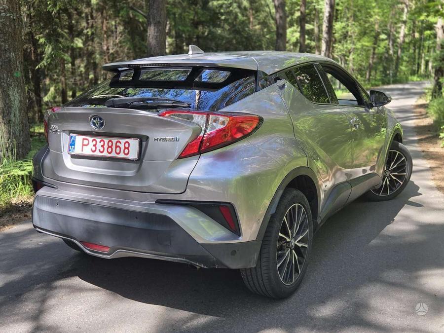 Grey Toyota C-HR 2017 in Vilnius, with an engine capacity of 1.80 L and mileage of 107 thousand km for 16300 €, photo 7 on AUTOMOTO.COM.LV