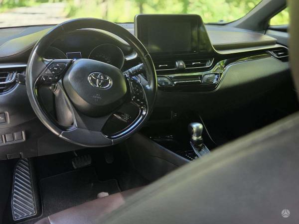 Серый Тойота C-HR 2017 в Вильнюс, объемом двигателя 1.80 л и пробегом 107 тыс. км за 16300 €, фото 10 на AUTOMOTO.COM.LV