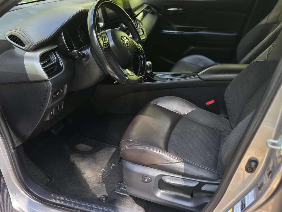 Grey Toyota C-HR 2017 in Vilnius, with an engine capacity of 1.80 L and mileage of 107 thousand km for 16300 €, photo 12 on AUTOMOTO.COM.LV