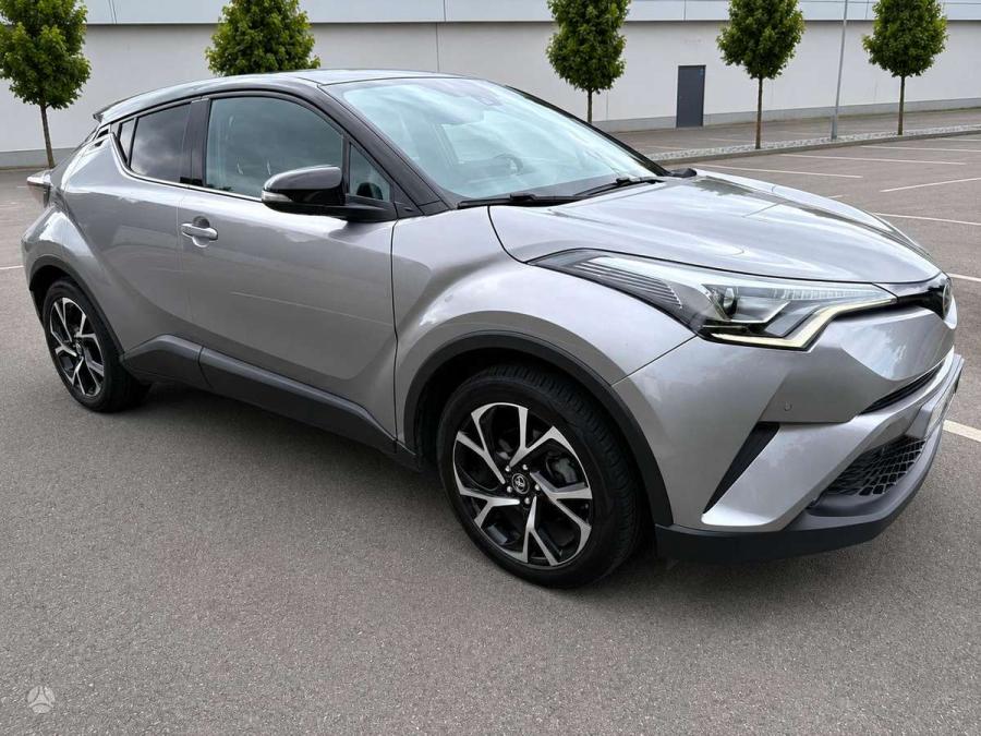 Grey Toyota C-HR 2017 in Vilnius, with an engine capacity of 1.20 L and mileage of 219 thousand km for 13890 €, photo 1 on AUTOMOTO.COM.LV