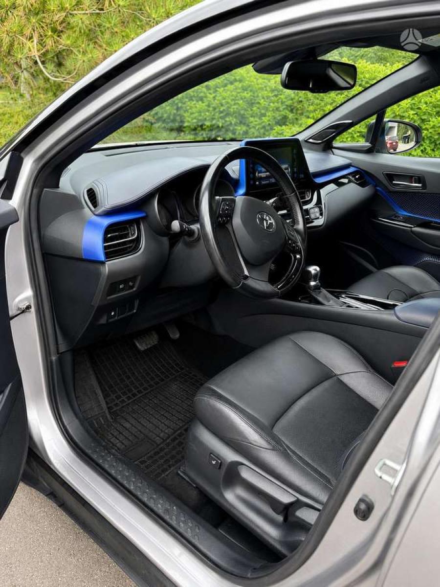 Grey Toyota C-HR 2017 in Vilnius, with an engine capacity of 1.20 L and mileage of 219 thousand km for 13890 €, photo 7 on AUTOMOTO.COM.LV