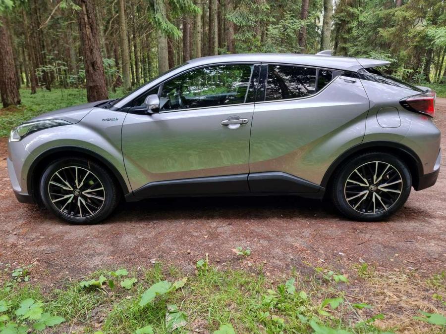 Серый Тойота C-HR 2017 в Таураге, объемом двигателя 1.80 л и пробегом 160 тыс. км за 15700 €, фото 5 на AUTOMOTO.COM.LV