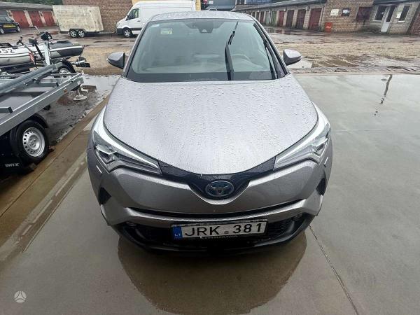 Grey Toyota C-HR 2017 in Mazeikiai, with an engine capacity of 1.80 L and mileage of 99 thousand km for 19999 €, photo 1 on AUTOMOTO.COM.LV