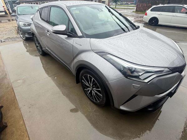 Grey Toyota C-HR 2017 in Mazeikiai, with an engine capacity of 1.80 L and mileage of 99 thousand km for 19999 €, photo 2 on AUTOMOTO.COM.LV