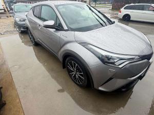 Серый Тойота C-HR 2017 в Мажейкяй, объемом двигателя 1.80 л и пробегом 99 тыс. км за 19999 €, фото 3 на AUTOMOTO.COM.LV