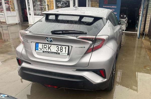 Grey Toyota C-HR 2017 in Mazeikiai, with an engine capacity of 1.80 L and mileage of 99 thousand km for 19999 €, photo 3 on AUTOMOTO.COM.LV