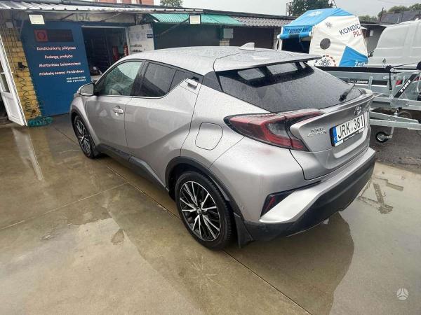 Grey Toyota C-HR 2017 in Mazeikiai, with an engine capacity of 1.80 L and mileage of 99 thousand km for 19999 €, photo 4 on AUTOMOTO.COM.LV