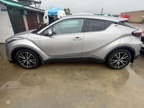 Grey Toyota C-HR 2017 in Mazeikiai, with an engine capacity of 1.80 L and mileage of 99 thousand km for 19999 €, photo 5 on AUTOMOTO.COM.LV
