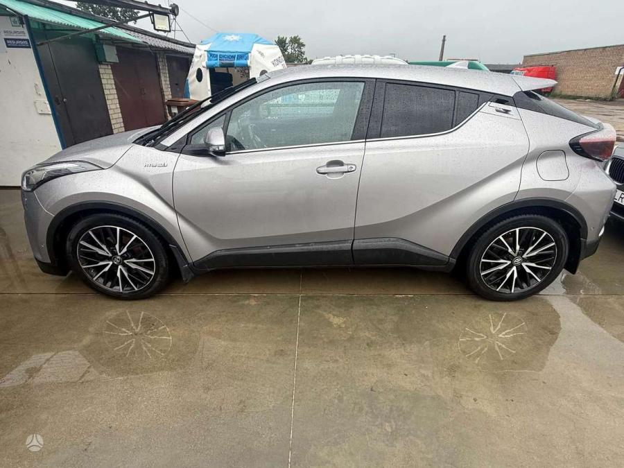 Серый Тойота C-HR 2017 в Мажейкяй, объемом двигателя 1.80 л и пробегом 99 тыс. км за 19999 €, фото 6 на AUTOMOTO.COM.LV
