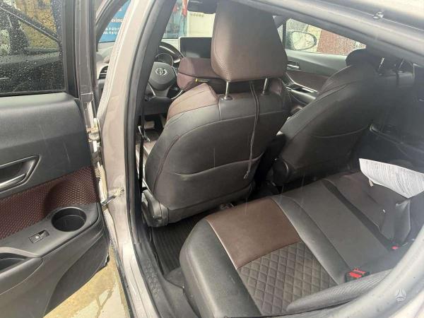 Grey Toyota C-HR 2017 in Mazeikiai, with an engine capacity of 1.80 L and mileage of 99 thousand km for 19999 €, photo 10 on AUTOMOTO.COM.LV
