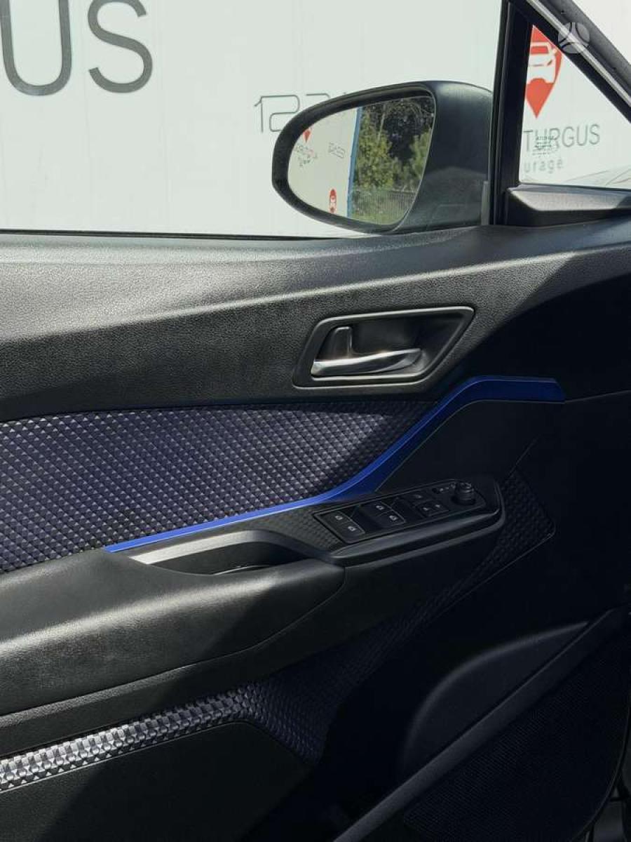Grey Toyota C-HR 2017 in Taurage, with an engine capacity of 1.80 L and mileage of 197 thousand km for 14300 €, photo 31 on AUTOMOTO.COM.LV