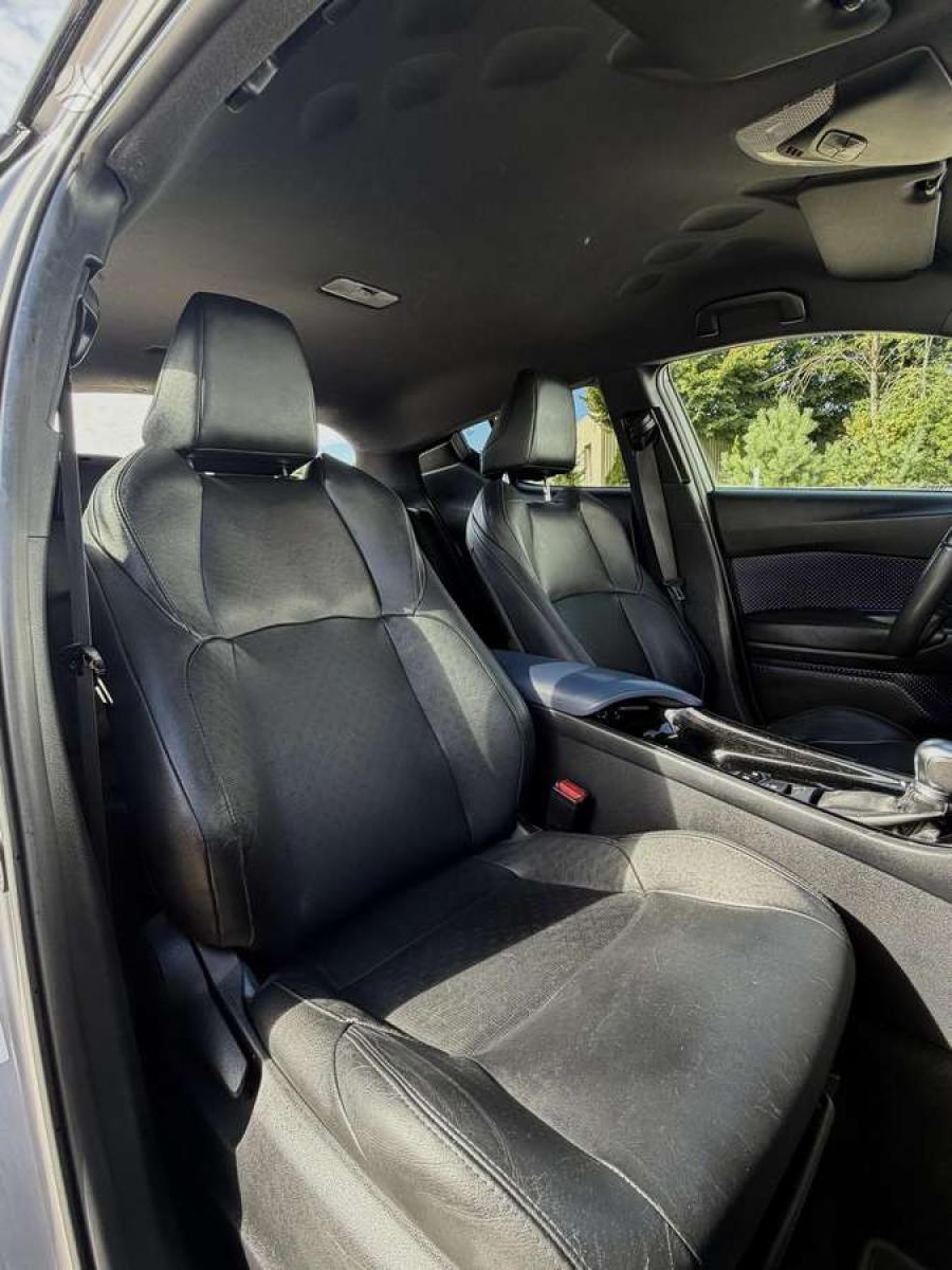 Grey Toyota C-HR 2017 in Taurage, with an engine capacity of 1.80 L and mileage of 197 thousand km for 14300 €, photo 33 on AUTOMOTO.COM.LV