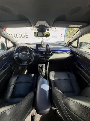 Grey Toyota C-HR 2017 in Taurage, with an engine capacity of 1.80 L and mileage of 197 thousand km for 14300 €, photo 34 on AUTOMOTO.COM.LV
