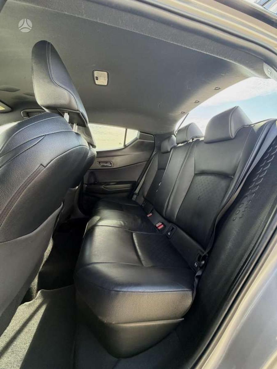 Grey Toyota C-HR 2017 in Taurage, with an engine capacity of 1.80 L and mileage of 197 thousand km for 14300 €, photo 36 on AUTOMOTO.COM.LV