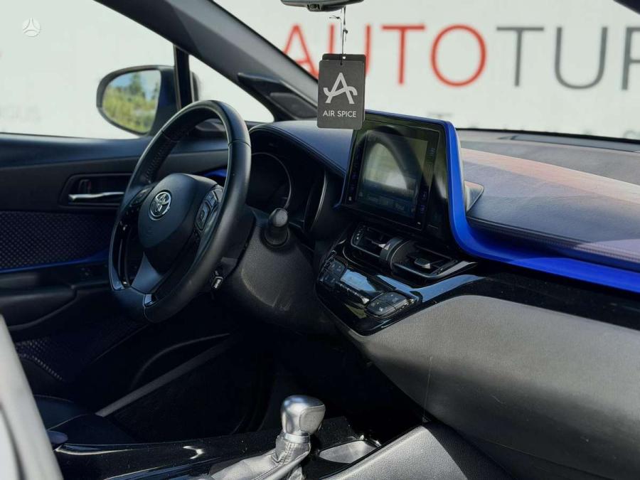 Grey Toyota C-HR 2017 in Taurage, with an engine capacity of 1.80 L and mileage of 197 thousand km for 14300 €, photo 39 on AUTOMOTO.COM.LV