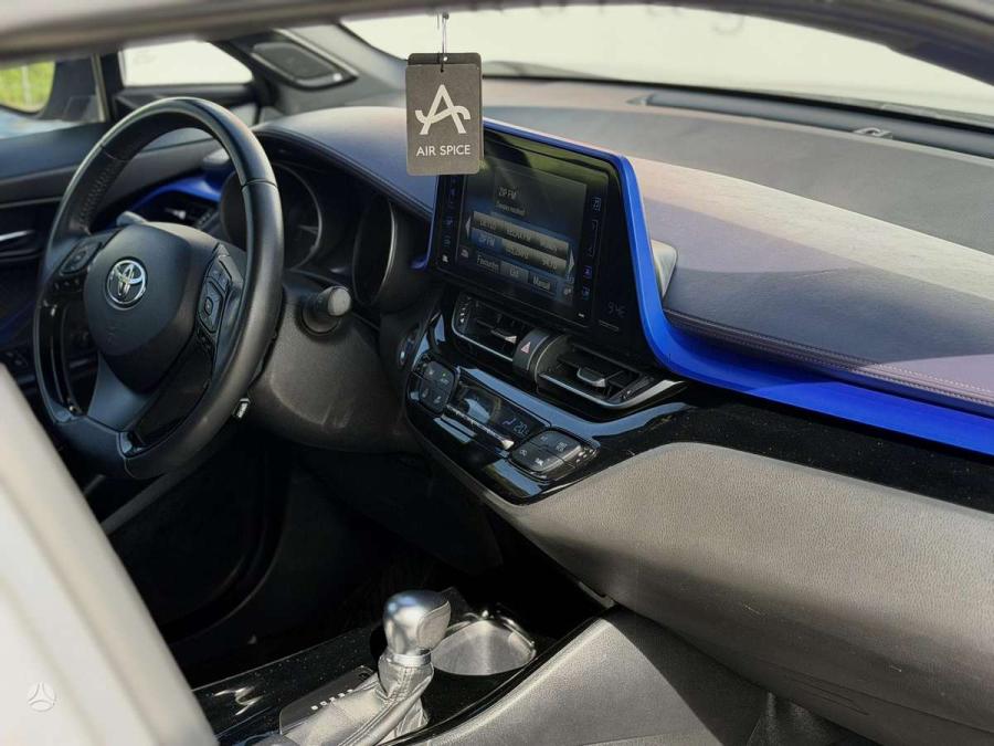 Grey Toyota C-HR 2017 in Taurage, with an engine capacity of 1.80 L and mileage of 197 thousand km for 14300 €, photo 40 on AUTOMOTO.COM.LV