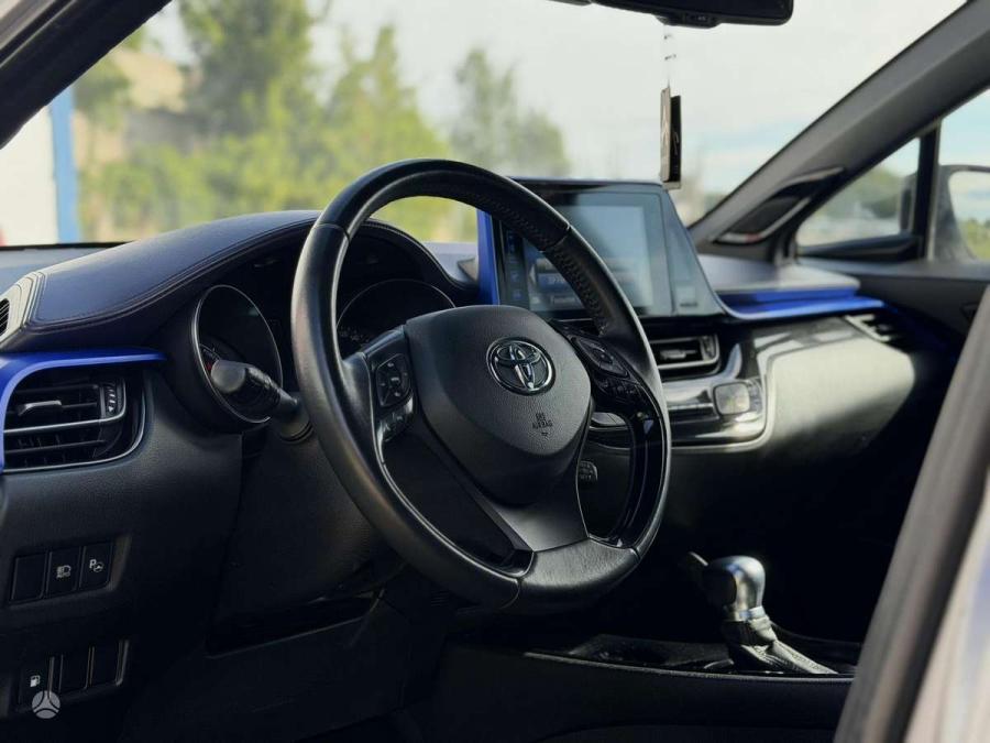 Grey Toyota C-HR 2017 in Taurage, with an engine capacity of 1.80 L and mileage of 197 thousand km for 14300 €, photo 44 on AUTOMOTO.COM.LV