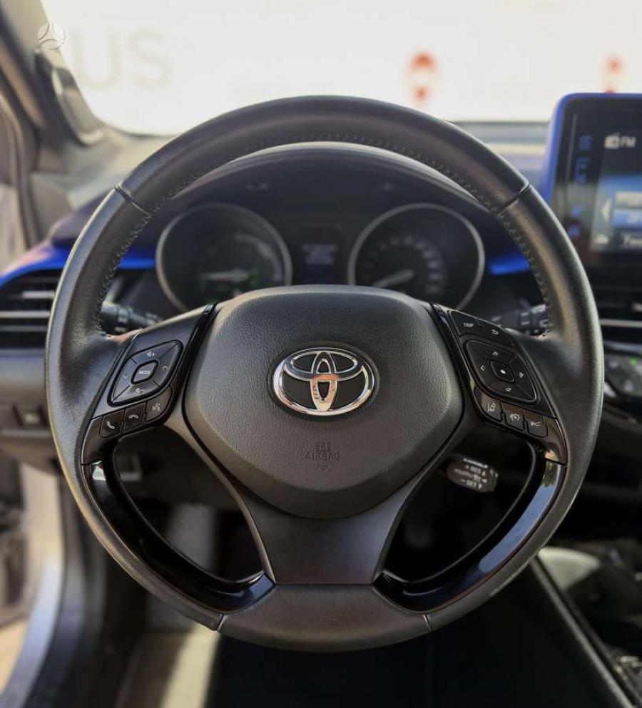 Grey Toyota C-HR 2017 in Taurage, with an engine capacity of 1.80 L and mileage of 197 thousand km for 14300 €, photo 46 on AUTOMOTO.COM.LV