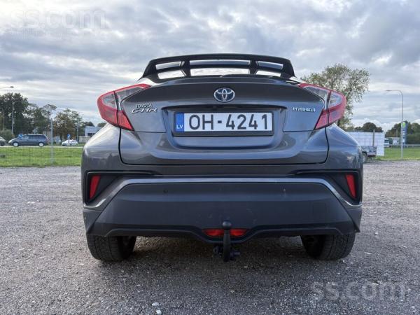 Серый Тойота C-HR 2017 в Даугавпилс, объемом двигателя 1.80 л и пробегом 230 тыс. км за 15250 €, фото 5 на AUTOMOTO.COM.LV