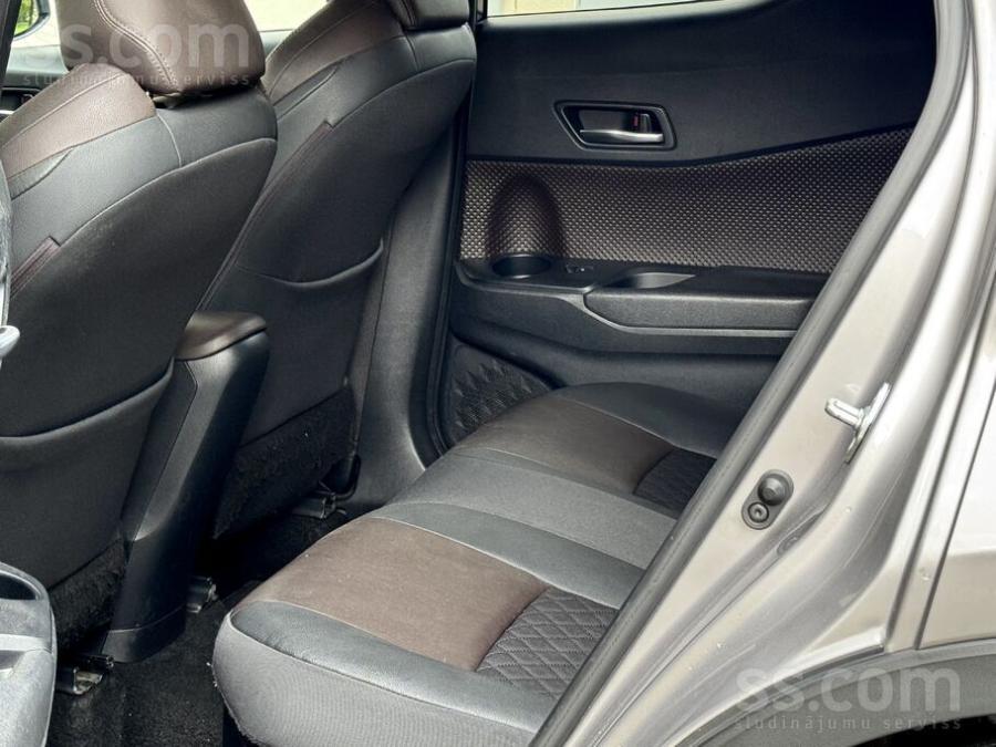 Pelēks Toyota C-HR 2017 Jelgava, ar dzinēja tilpumu 1.80 L un nobraukumu 189 tūkst. km par 16300 €, foto 24 vietnē AUTOMOTO.COM.LV