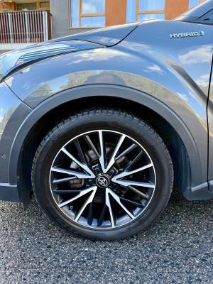 Grey Toyota C-HR 2017 in Tallinn, with an engine capacity of 1.80 L and mileage of 97 thousand km for 16990 €, photo 9 on AUTOMOTO.COM.LV